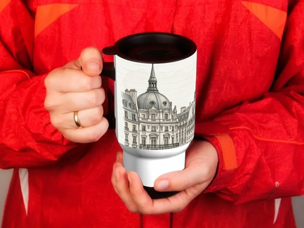 Тремокружка для авто с принтом "Парижский городской пейзаж с Эйфелевой башней. Изящный европейский вид с мостом, набережной и старинными домами на фоне знаменитой башни." 0.5 л.