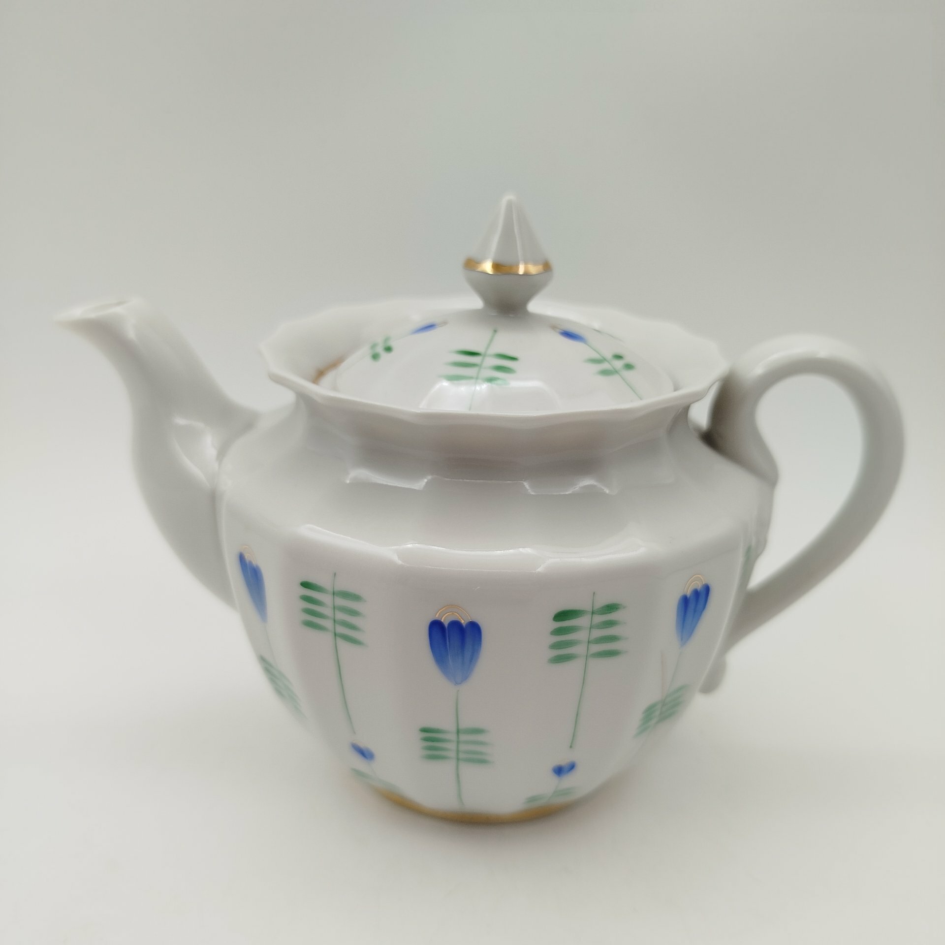 Чайник с цветочным декором, форма "Ампир", фарфор, роспись, золочение