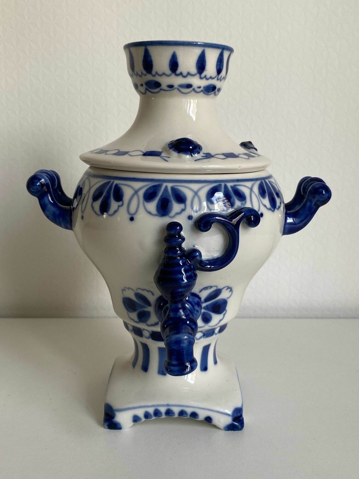 Самовар для сыпучих предметов. Нет маленького чайника. Фарфор. ручная роспись. СССР. Завод: гжель. Общая высота: 21 см.