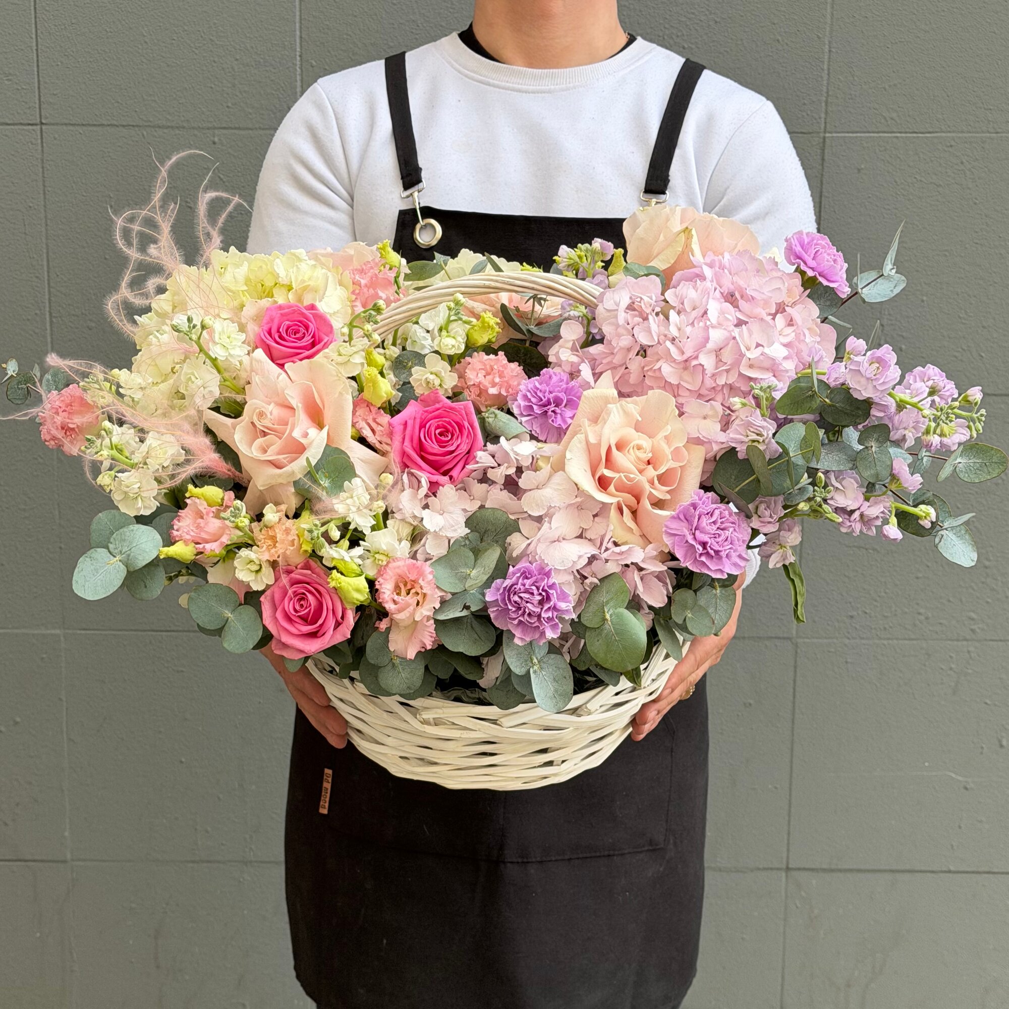 Букет Rybe-Flowers "Сборная корзина", микс французских роз и других цветов