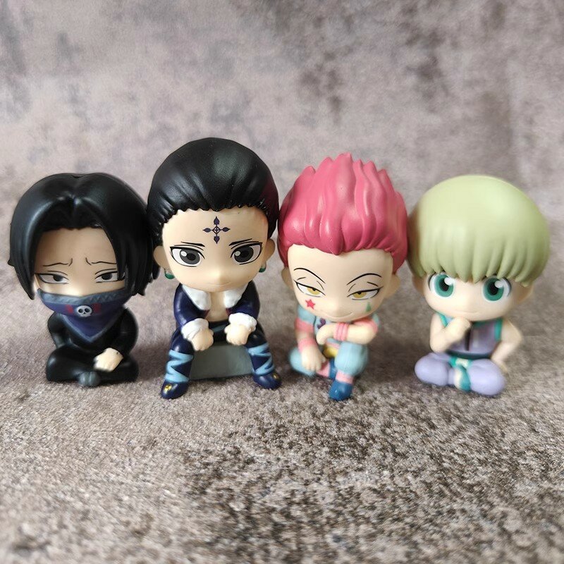 Фигурки сидящих персонажей из Hunter x Hunter: Киллуа, Курапика и Гон.