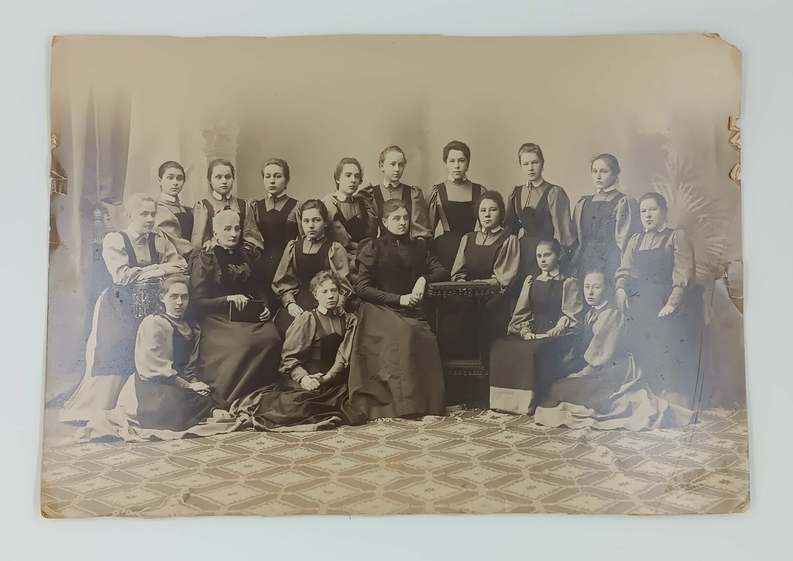 Большая групповая фотография учениц и преподовательниц неизвестной московской гимназии. В левом нижнем углу, выдавлено Фот. Овчаренко Москва. Дефекты по краям. Надпись на обороте 8-й выпускной класс гимназии. 1898 год 27х39 см