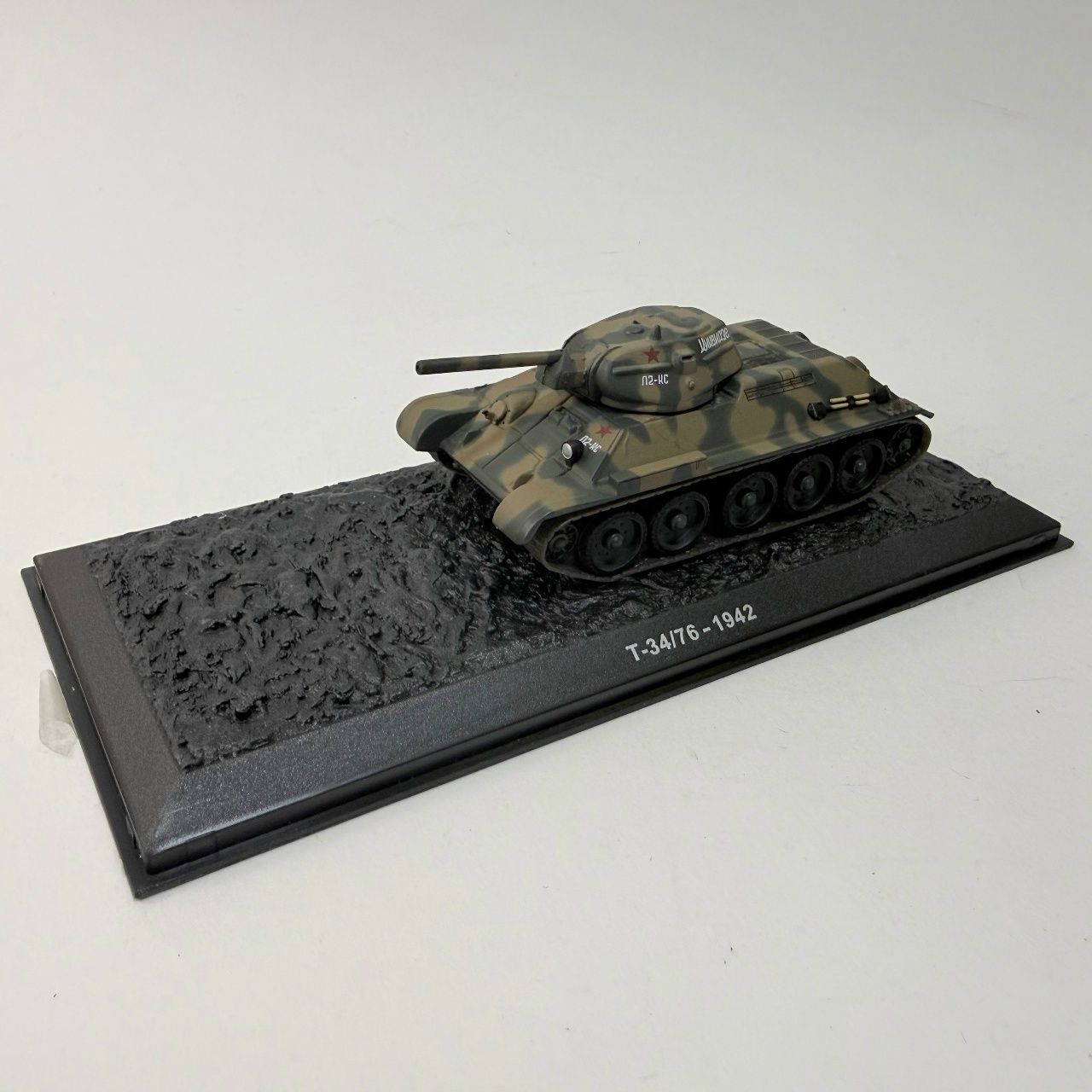 Altaya Т 34 76 образца 1942 года 1:72 в акриловом боксе без журнала