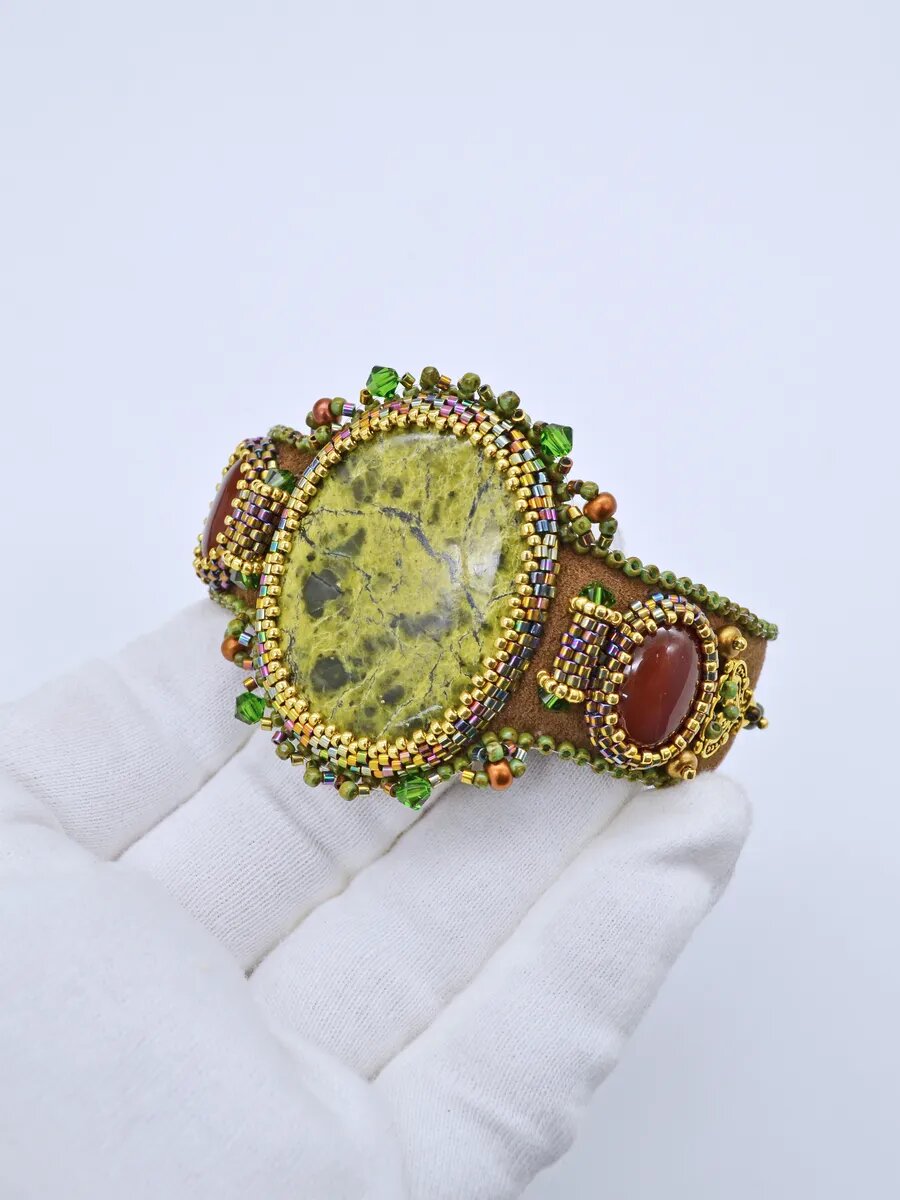 Незамкнутый браслет, кристалл, сердолик, кристаллы Swarovski, бисер, змеевик