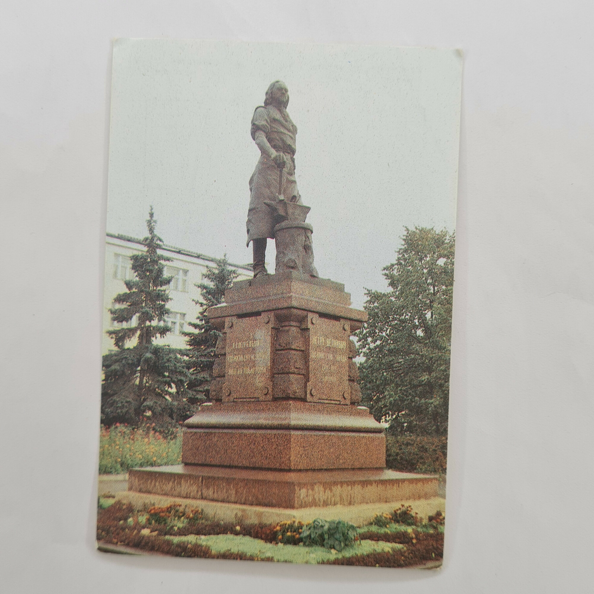 Карманный календарик 1987. Памятник рабочему с инструментом. Календарь винтажный