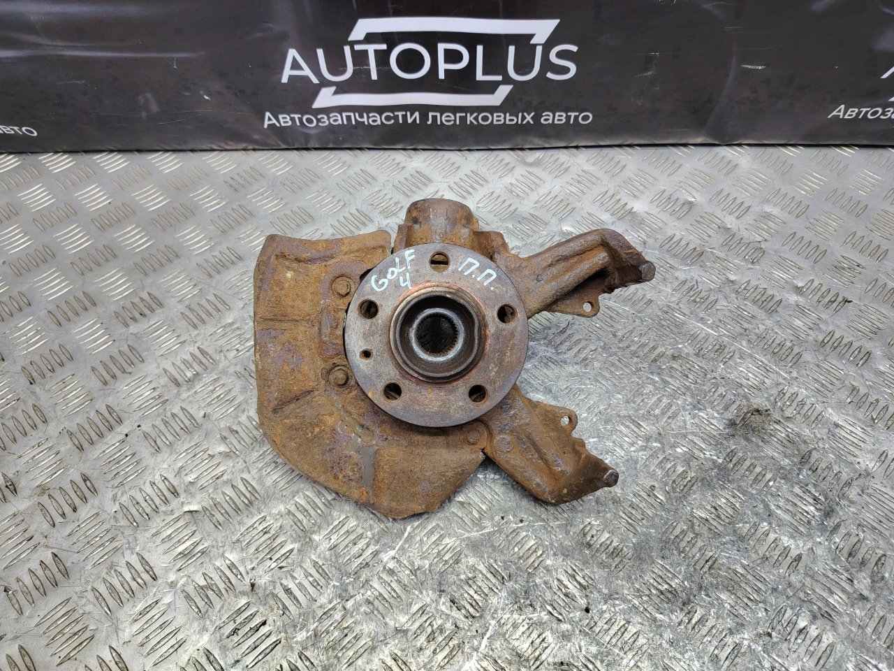 Поворотный кулак со ступицей Правый Передний Volkswagen Golf 1999 (1.6 APF) Б/У с пробегом Арт. 1J0407256H