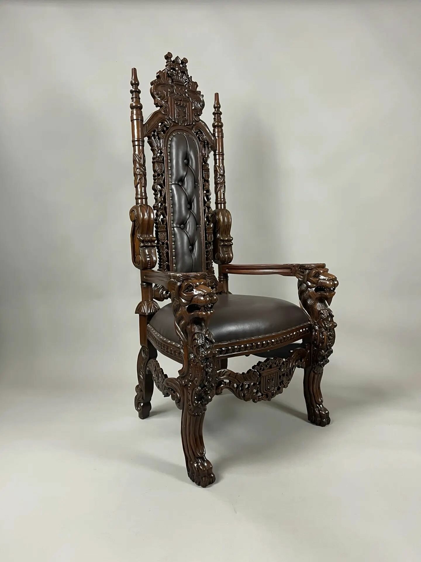 Трон ЛЕВ кресло от Domkorleone с кожаной обивкой, красное дерево (mahogany wood), цвет орех ASD (коричневый)