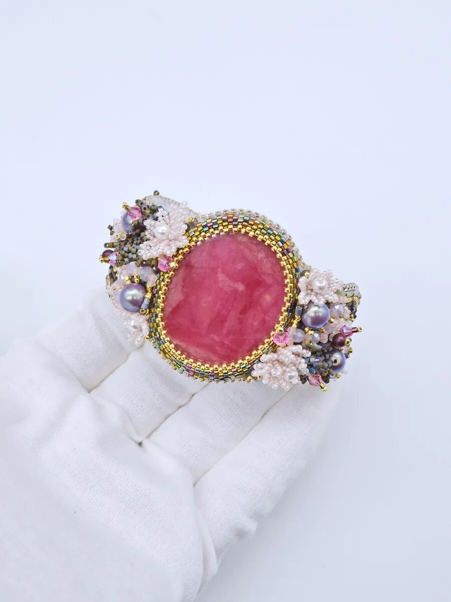 Незамкнутый браслет, кристалл, родонит, кристаллы Swarovski, кристаллы Preciosa, бисер