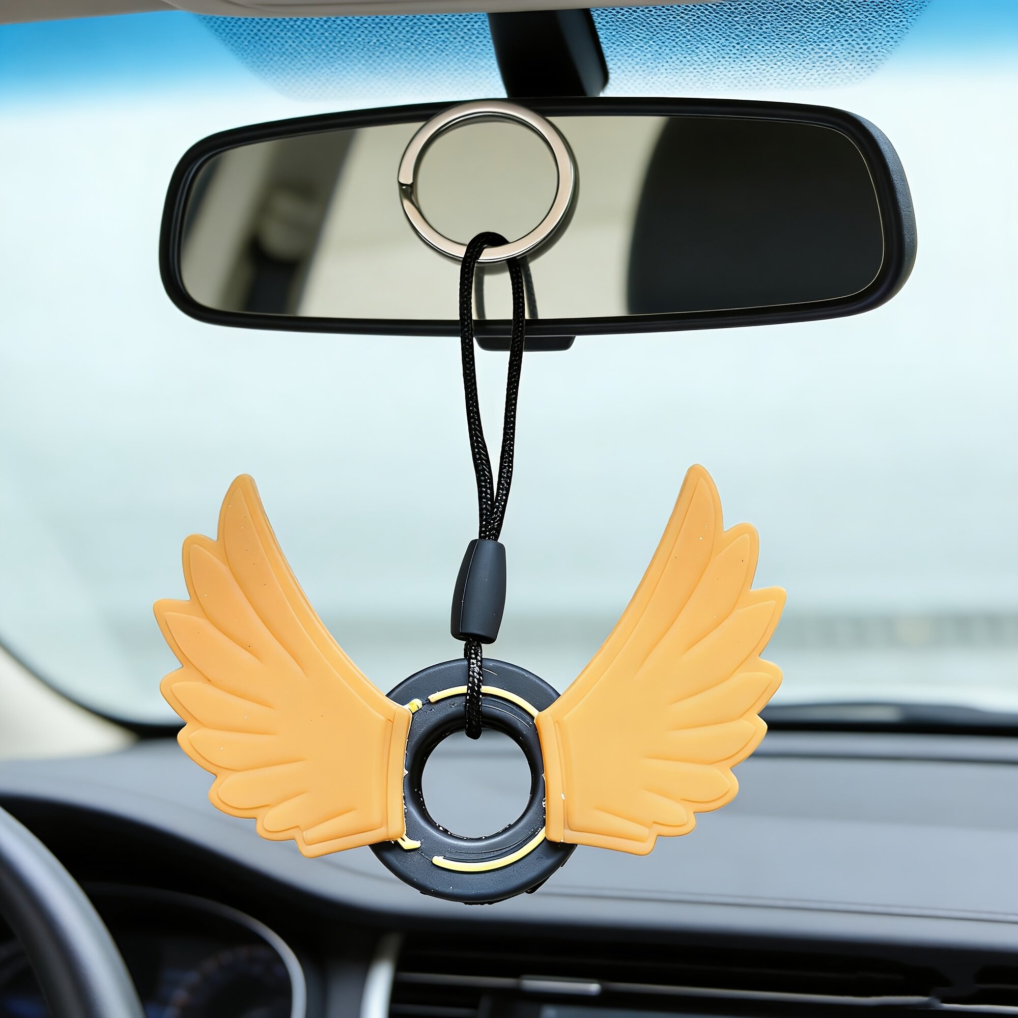 Брелок-подвеска на зеркало заднего вида автомобиля в виде крыльев ангела и колес, желтый цвет