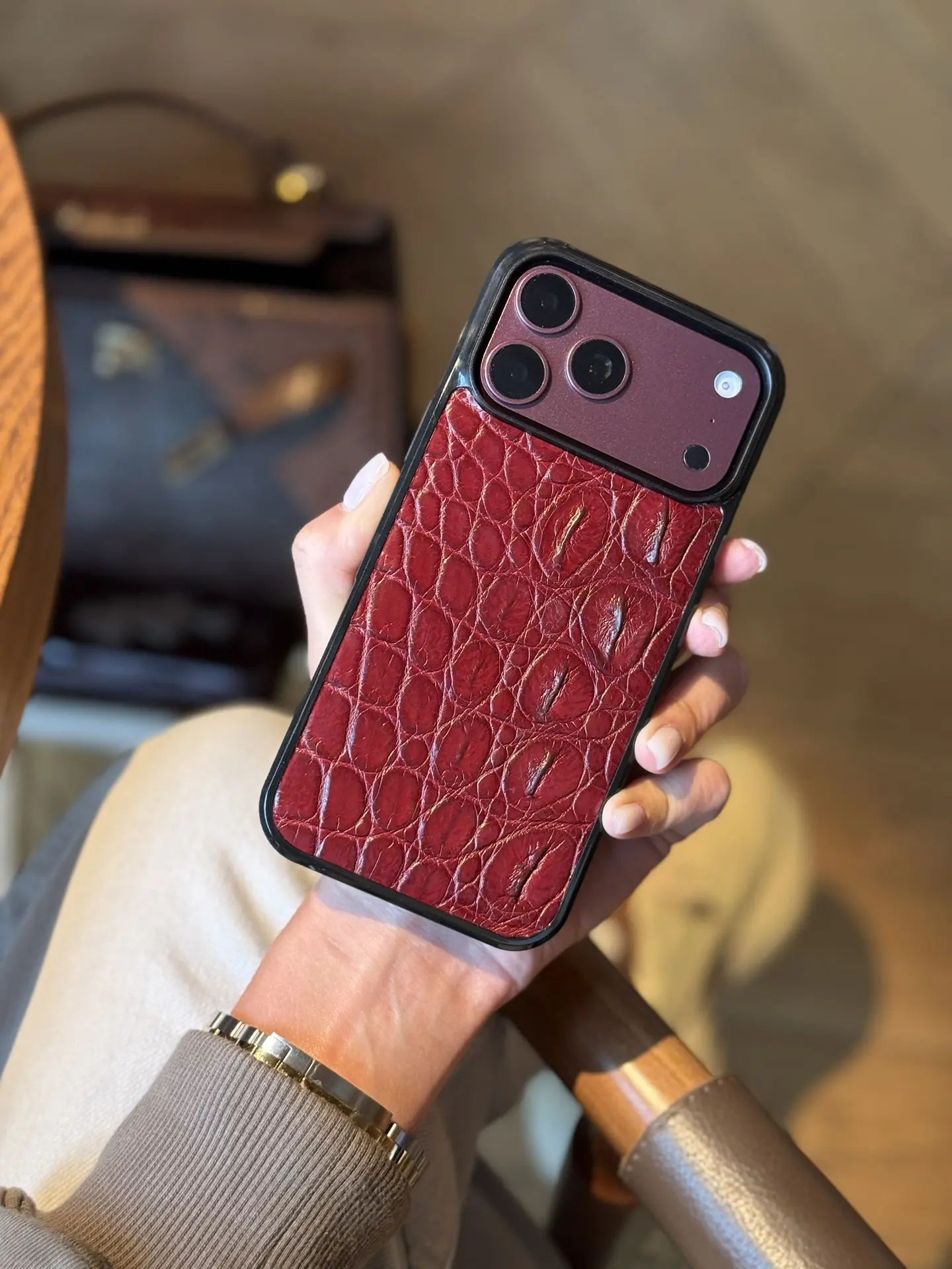 Чехол для iPhone 18 Pro Max и 17 Pro Max из натуральной кожи крокодила бордовый винный оттенок