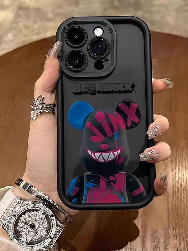 Чехол на Айфон 16 Про / iPhone 16 Pro чёрный с Безжалостный медведь силиконовый ударопрочный