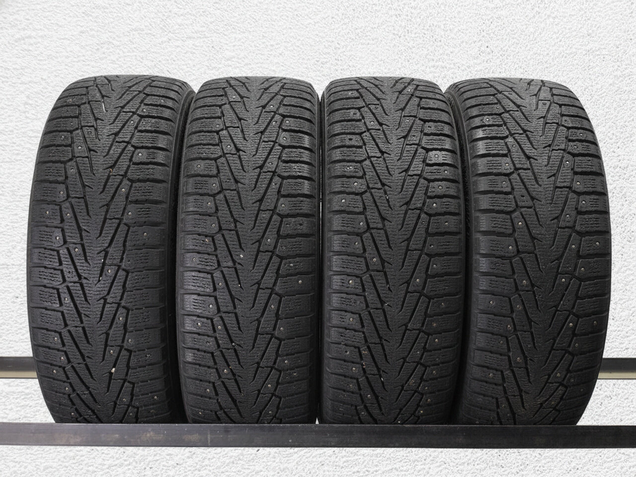 Комплект (4 шт) зимних БУ шин шипованные Nokian Tyres Hakkapeliitta 7 SUV 265/60 R18 25% износ JFK343