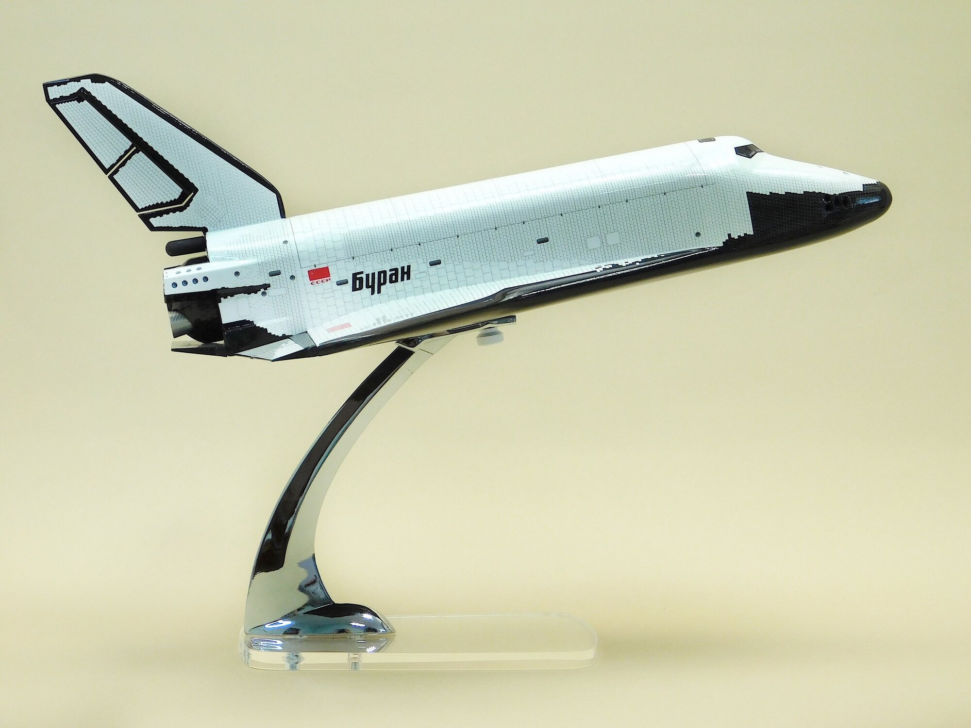 Модель космического корабля Буран (М1:100)