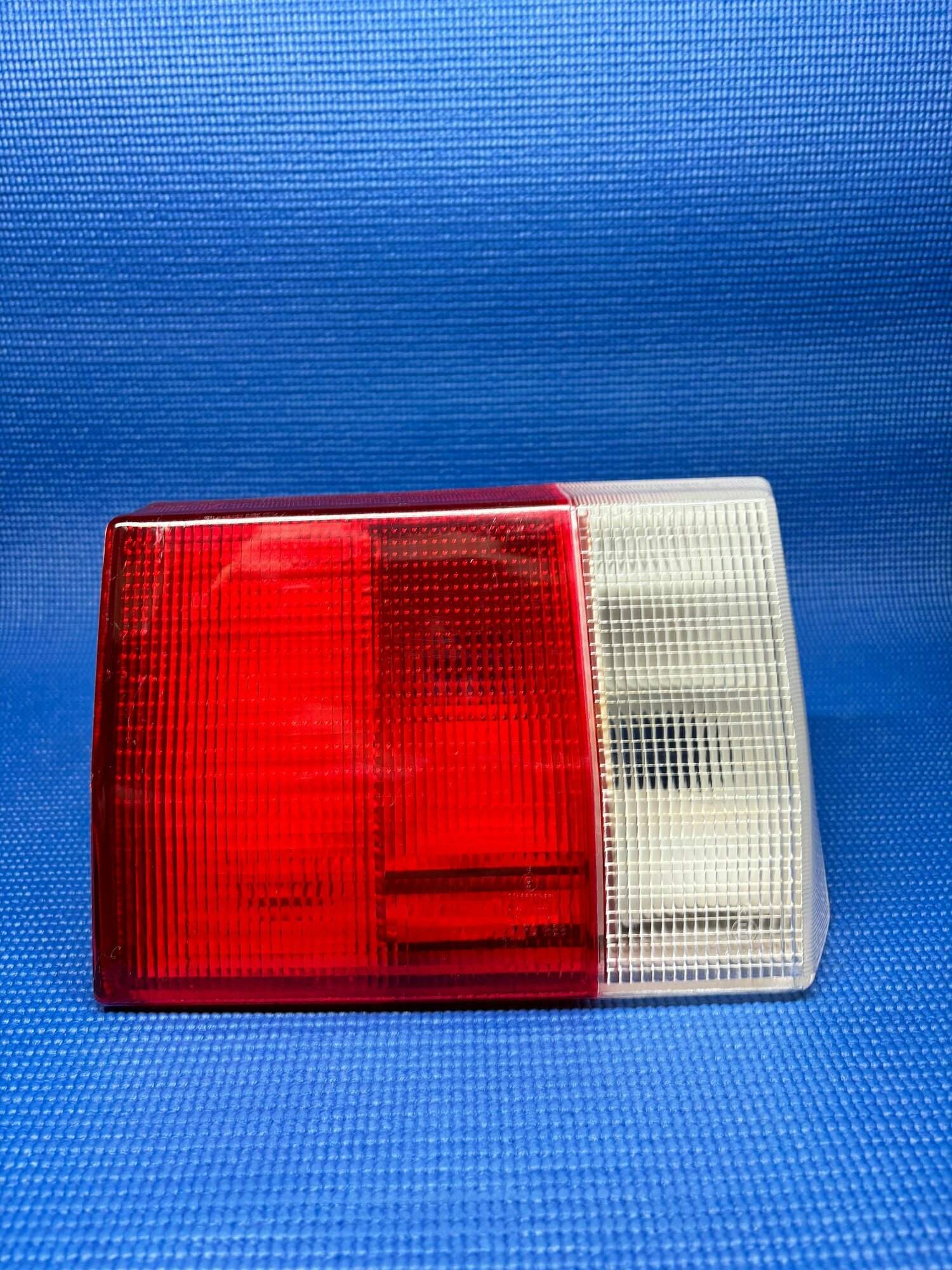 Задний левый стоп сигнал Audi 80b3 фонарь в багажник Ауди 80 б3
