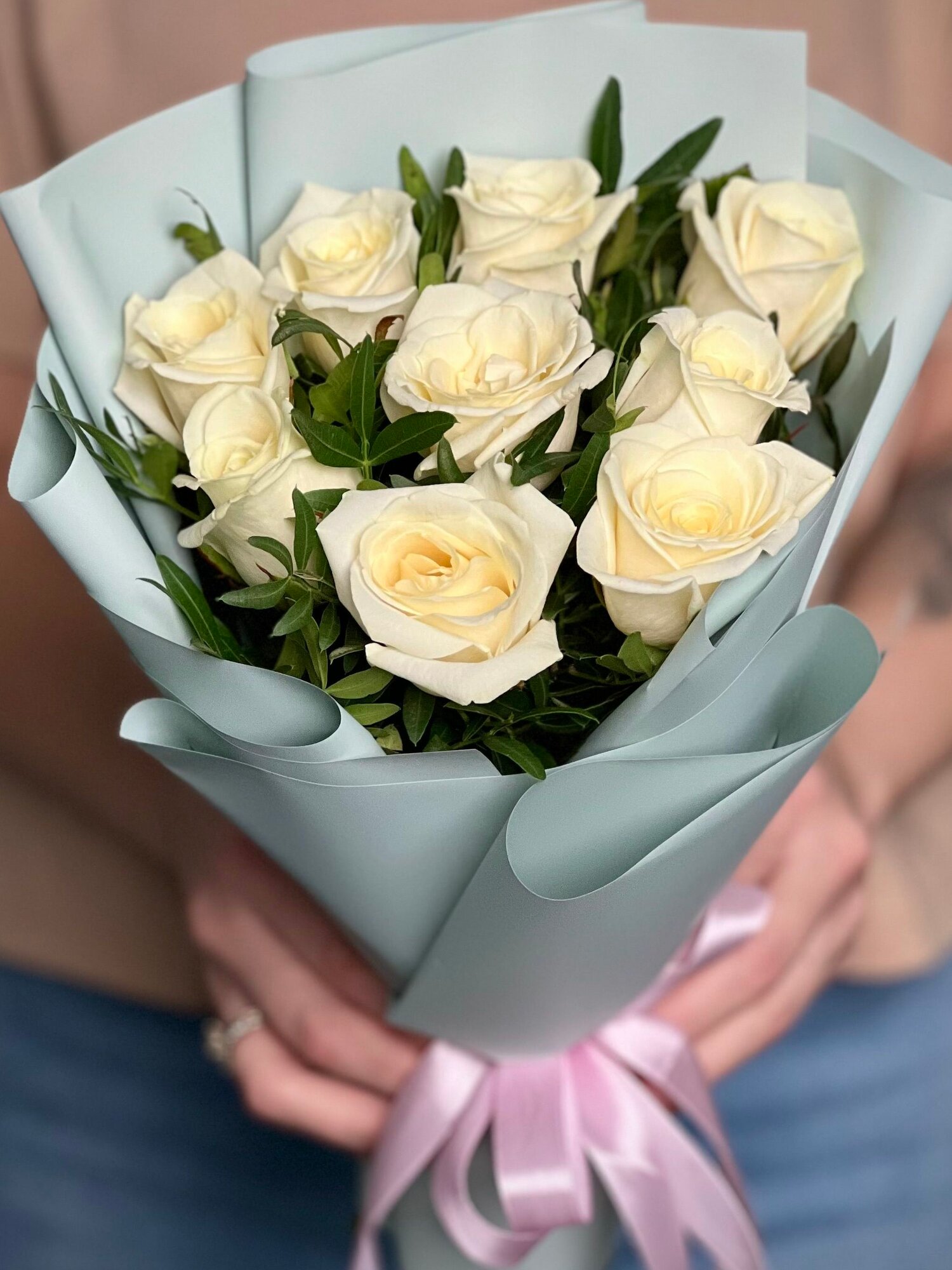 Букет "Зимний", Белые Розы с Зелеными Вкраплениями, Премиум Упаковка, 9 Роз