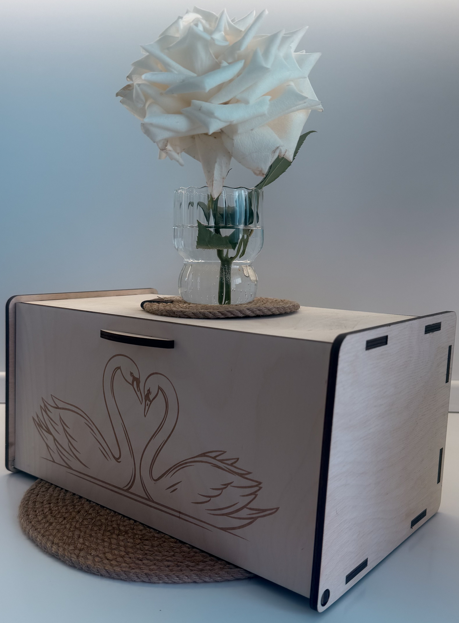 Хлебница ЭКО, деревянная с крышкой, 36x20,5x17 см, цвет светло-бежевый "лебеди"