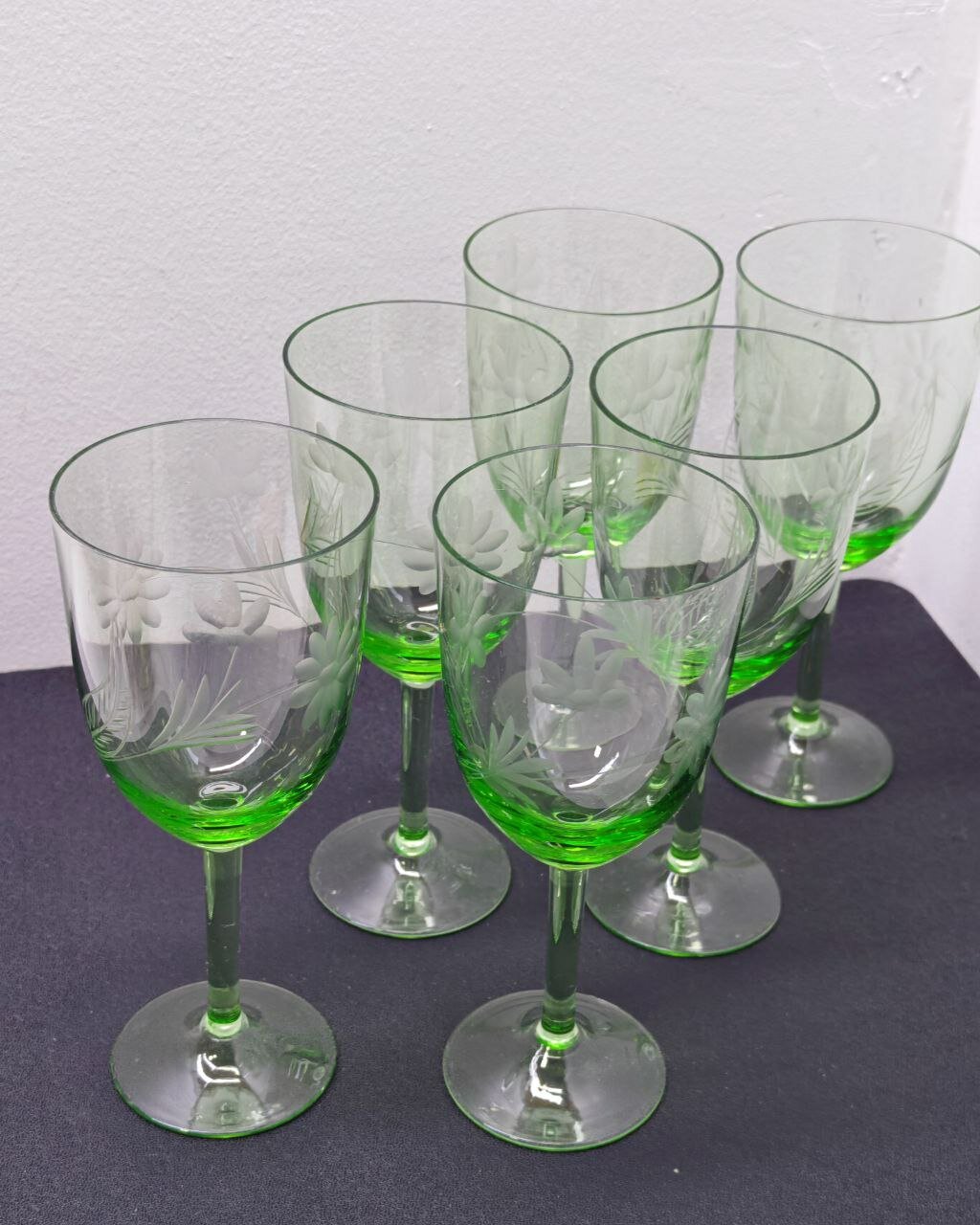 Набор бокалов зелёного цвета " Ромашки", стекло, резьба, СССР, 1970-1990 гг. 6шт.