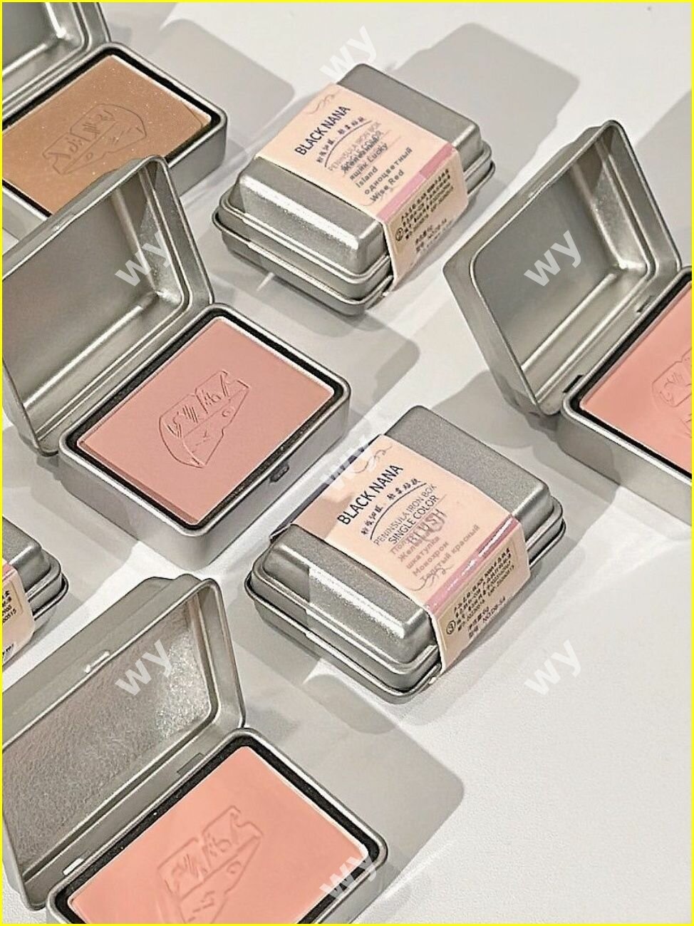 Нежный серорозовый оттенок эксклюзивных монохромных румян BLACK NANA представлен в железной коробке для создания атмосферного образа