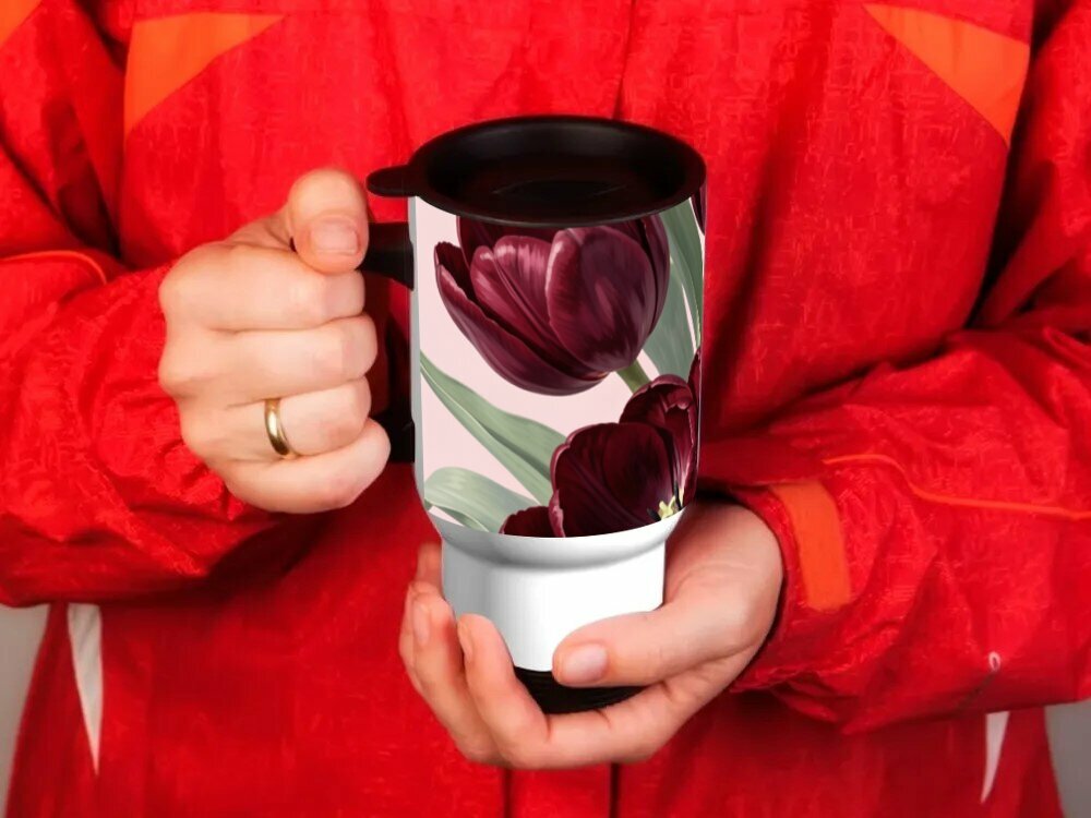 Тремокружка для авто с принтом "Бордовые тюльпаны на розовом фоне. Живописные цветы с насыщенными винными лепестками и нежно-зелёными листьями на светло-розовом фоне." 0.5 л.