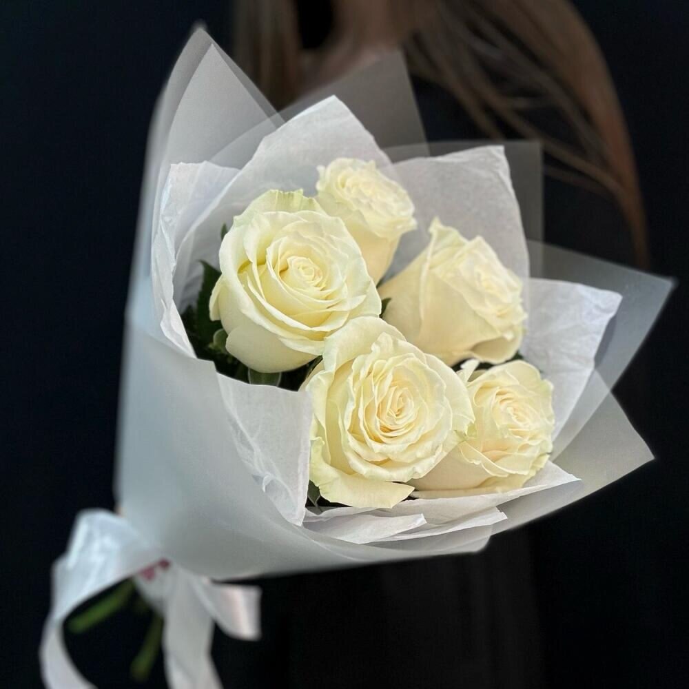 Букет из 5 белых роз в оформлении, идеальный подарок для любимого человека