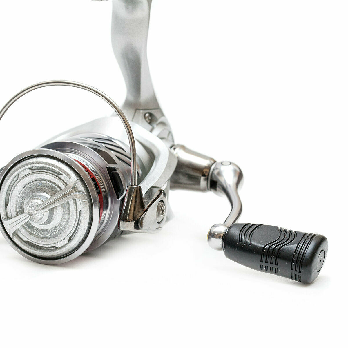 Катушка безынерционная Daiwa 20 Crossfire LT 2000, цвет серебристый — фото 1