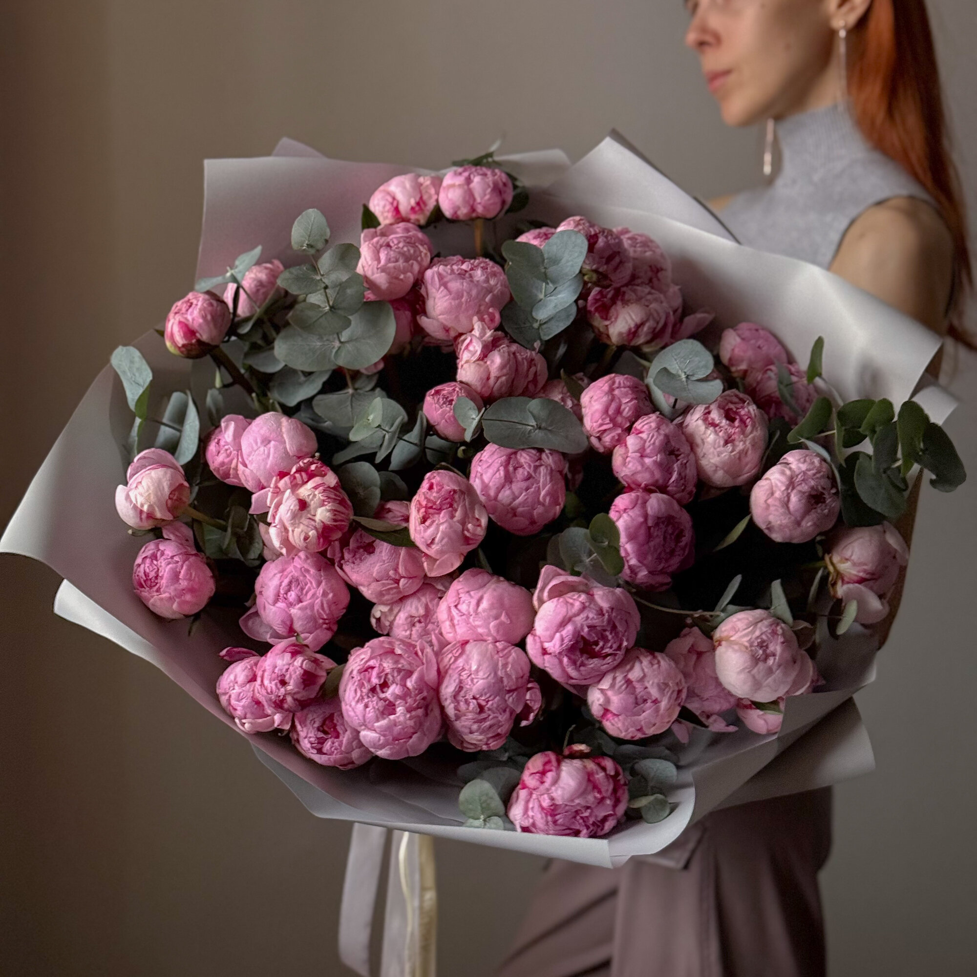 Пионы. Пышный букет розовых пионов с эвкалиптом, 51шт. Veresk 921