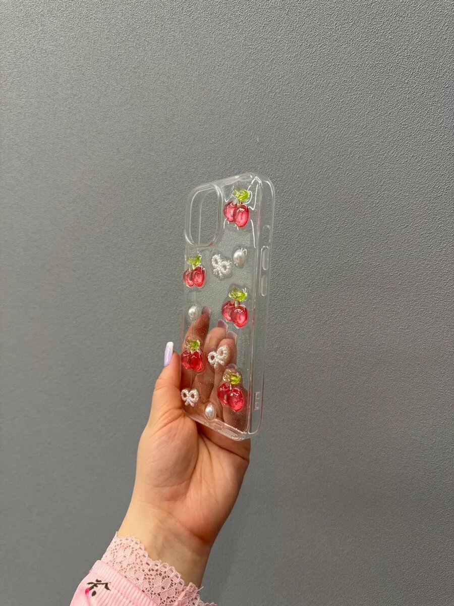 Чехол для iPhone 15 "Защитный чехол с вишнями", прозрачный, защита от падений — фото 1