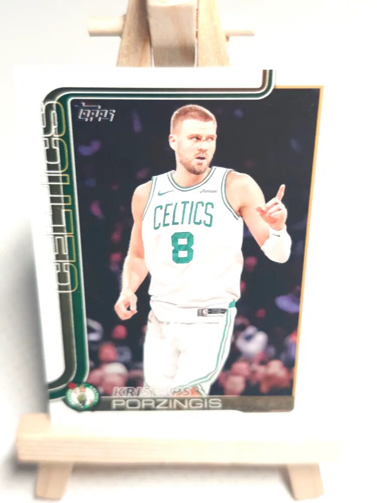 Коллекционные стандартные баскетбольные карточки Topps NBA 2025 года