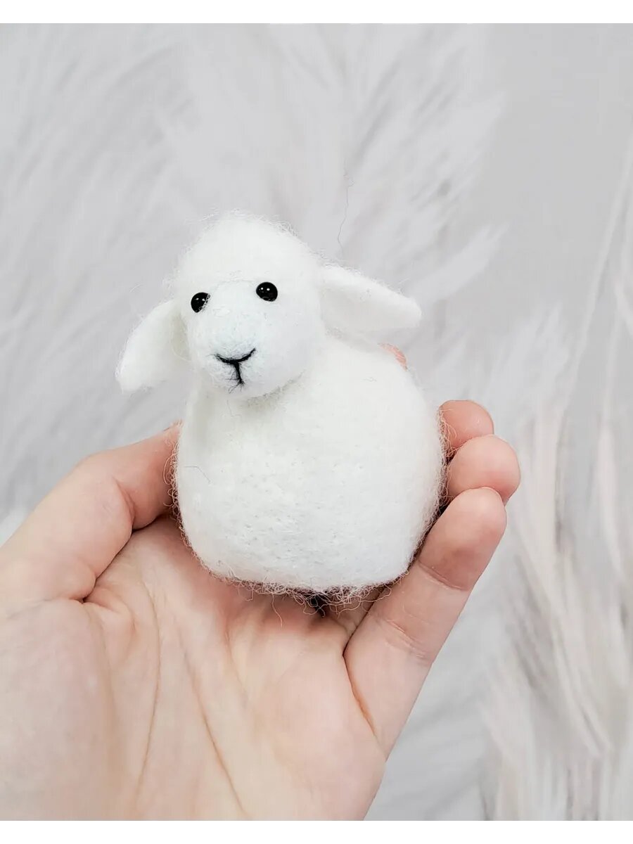 Фигурка декоративная. Овечка из шерсти. Ручная работа.