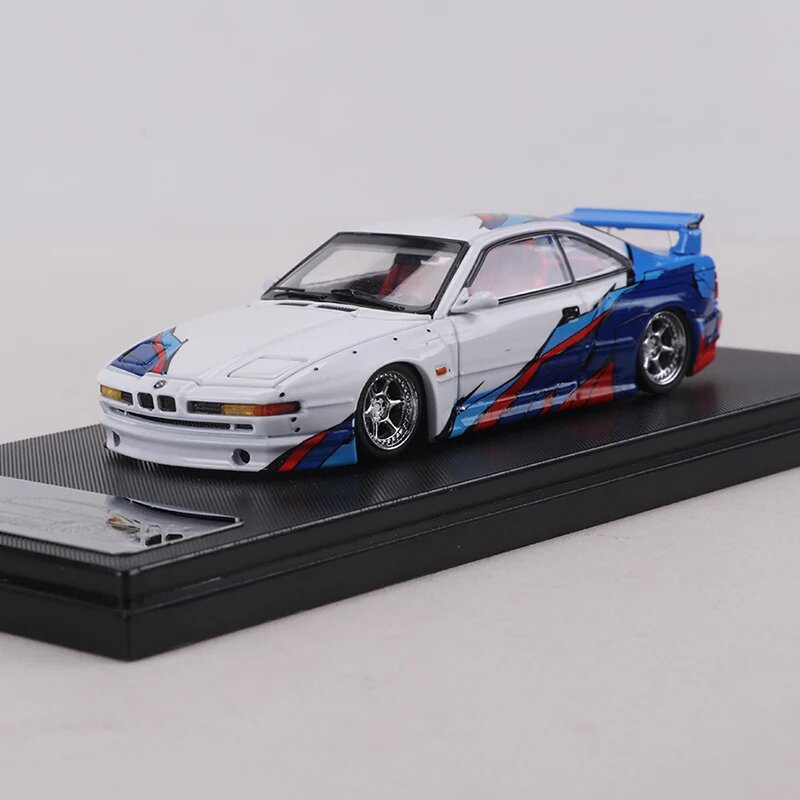 Модель Burago RM 1:64 850CSi E31 Wide Body белый