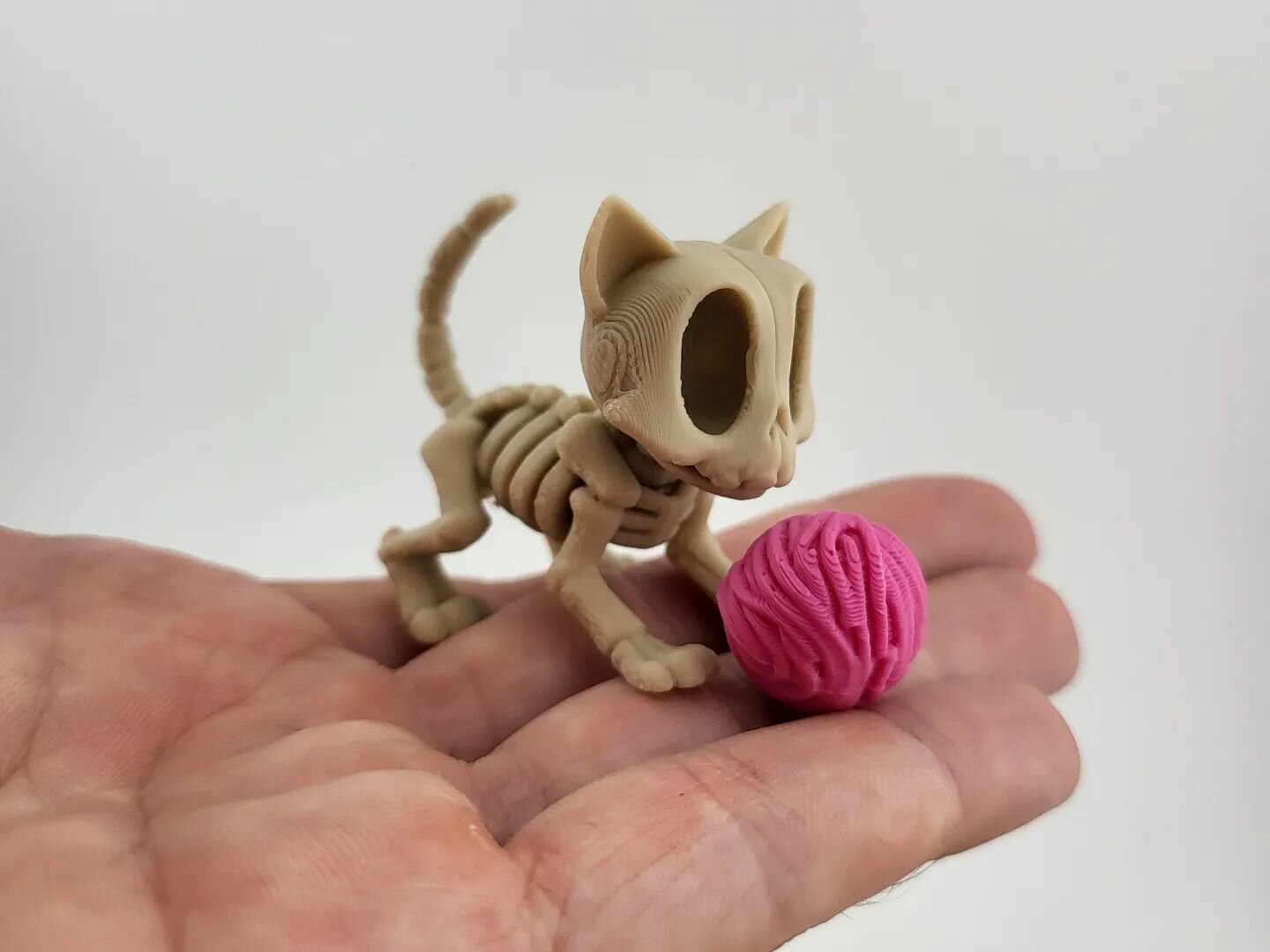 Фигурка Кот скелет с клубком пряжи хэллоуин статуэтка
