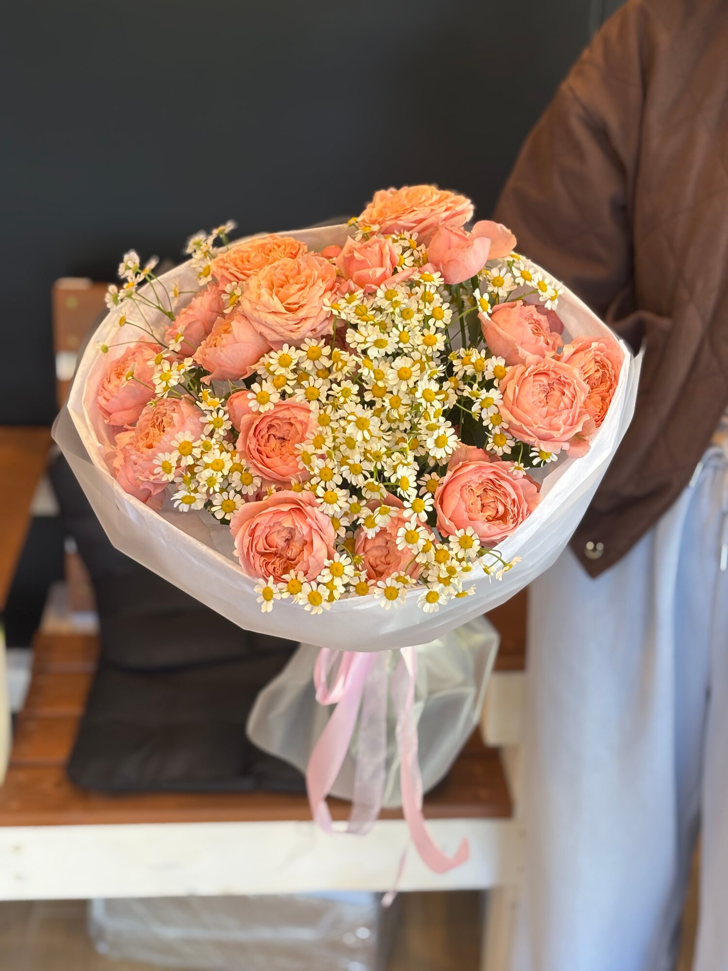 Букет ChocoWay "Кустовая роза, ромашка", на день рождения, 5 штук
