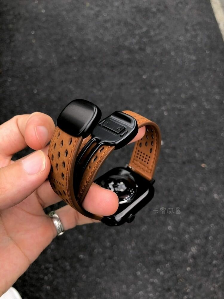 Кожаный ремешок для Apple Watch Series 10-11 46мм/ 1-9, SE, Ultra1 и 2, 3 42мм, 44мм, 45мм, 49мм/ SE 3 44мм, с магнитной застёжкой-клипсой, многодырочной конструкцией, легкий и дышащий/ модный и новый