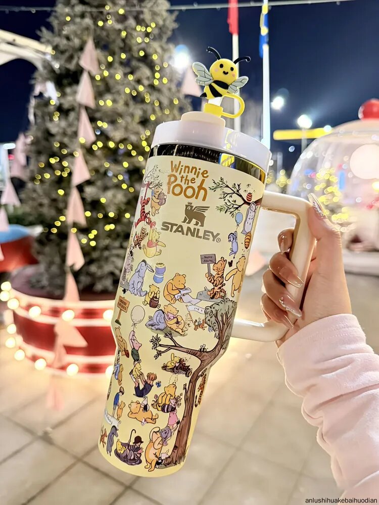 Термокружка Stanley Winnie the Pooh, 1.2 л, из нержавеющей стали, сохраняет тепло до 7 часов, с ручкой в стильной упаковке — фото 1