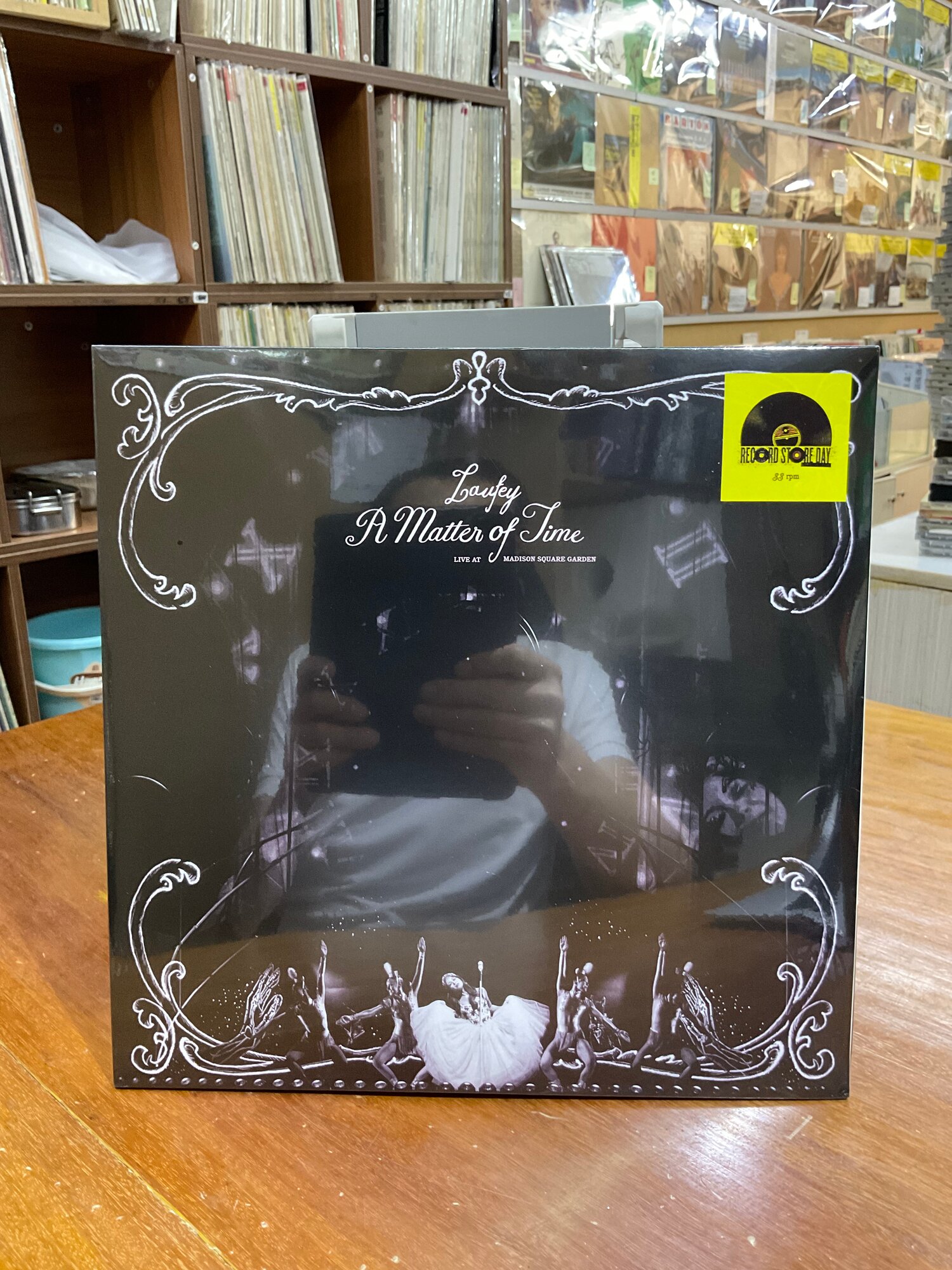 Laufey · A Matter of Time: Live at Madison Square Garden (LP) [RSD 2026 Big Apple Red Viny，Концертный альбом Laufey "A Matter of Time" (видео с концерта в Мэдисон-сквер-гарден), LP, RSD 2026, красный винил