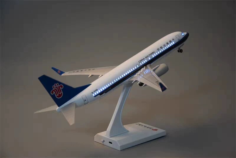 Статическая модель самолета Боинг 737 авиакомпании Южная Китайская 30 см с колесами и подсветкой для настольного