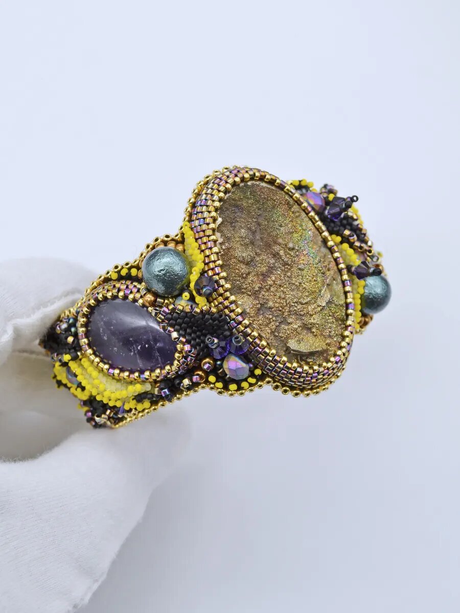 Незамкнутый браслет, пирит, кристалл, кристаллы Swarovski, бисер, аметист