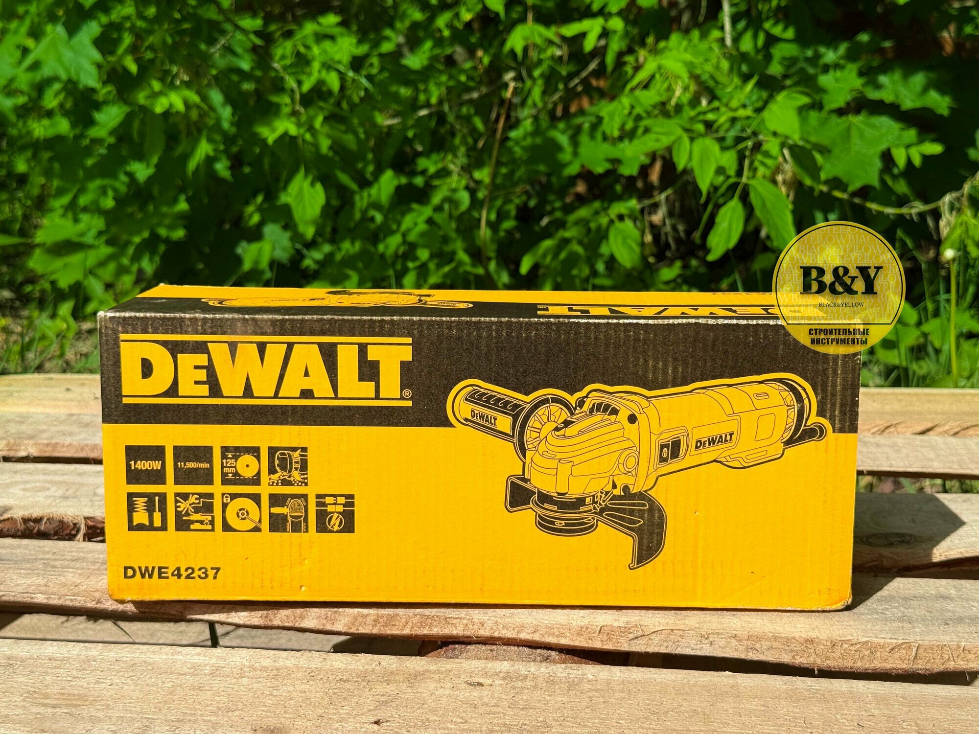 Угловая шлифмашина DEWALT DWE4237 (DWE4237-QS), щеточный, 11500об/м