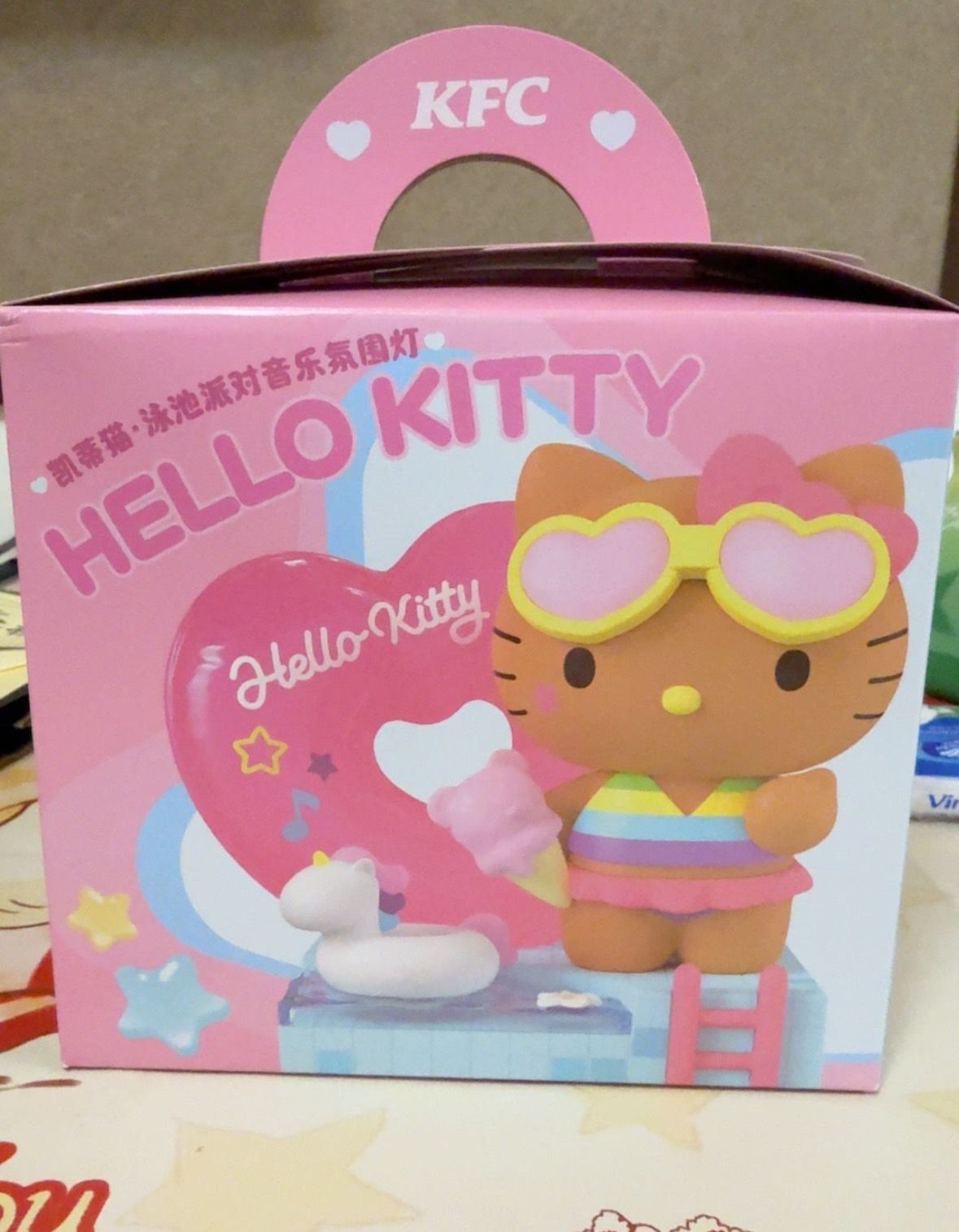 Игрушка Hello Kitty Вечеринка у бассейна коллаборации KFC и Sanrio, новая, нераспечатанная