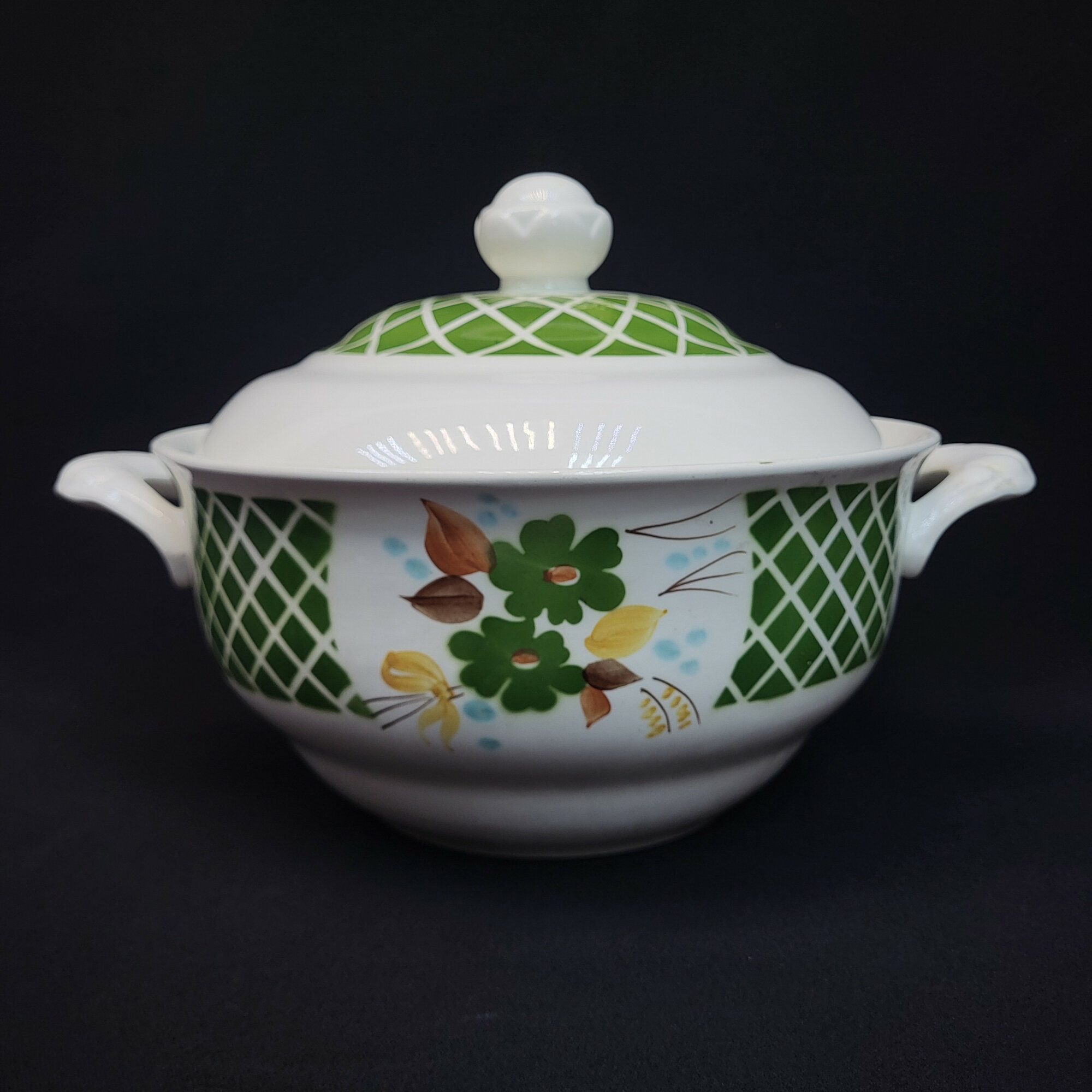 Супница винтажная, СССР. Фарфоровая, с крышкой и ручками, с цветочным декором и орнаментом