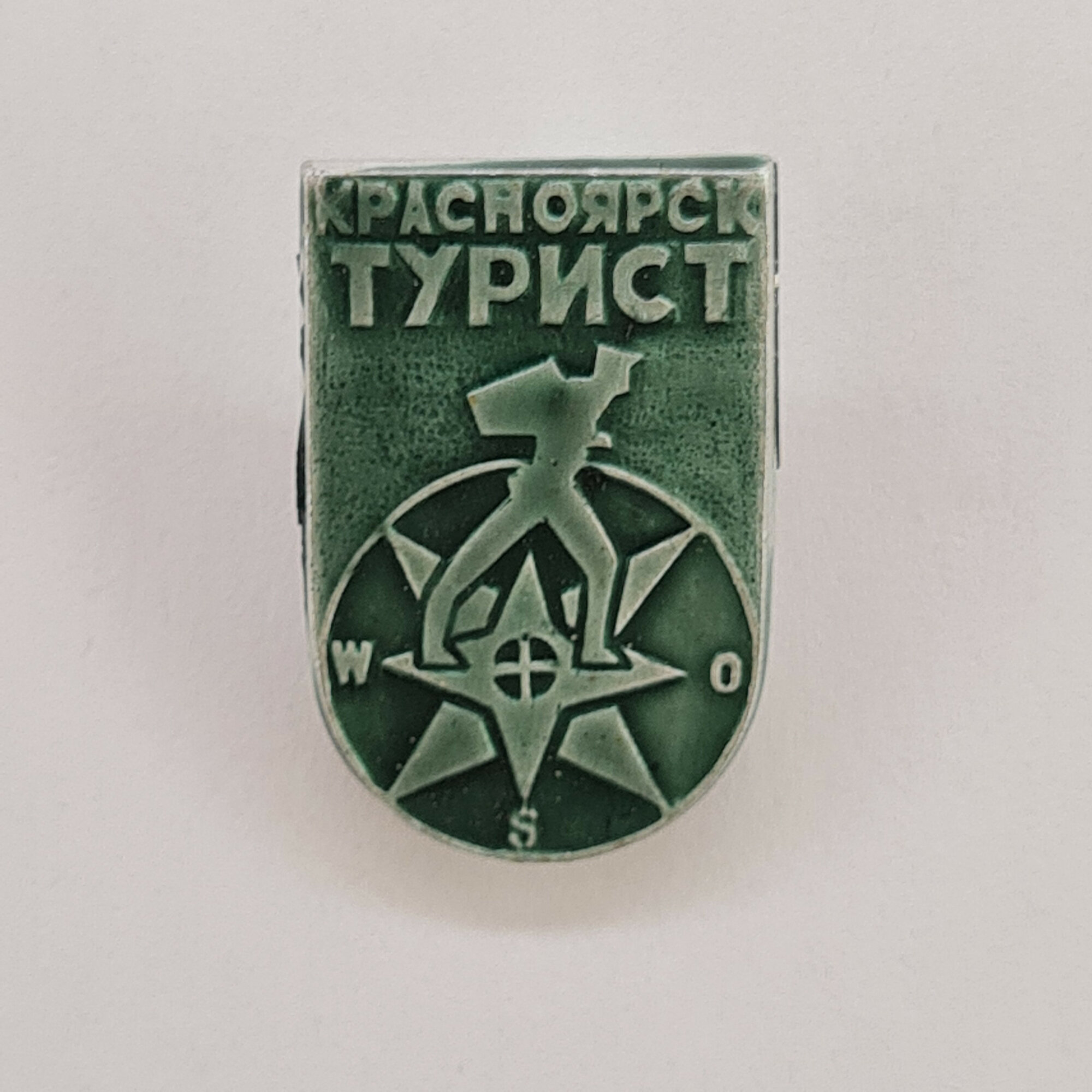 Значок СССР. Красноярск турист, роза ветров и силуэт. Винтажный значек.