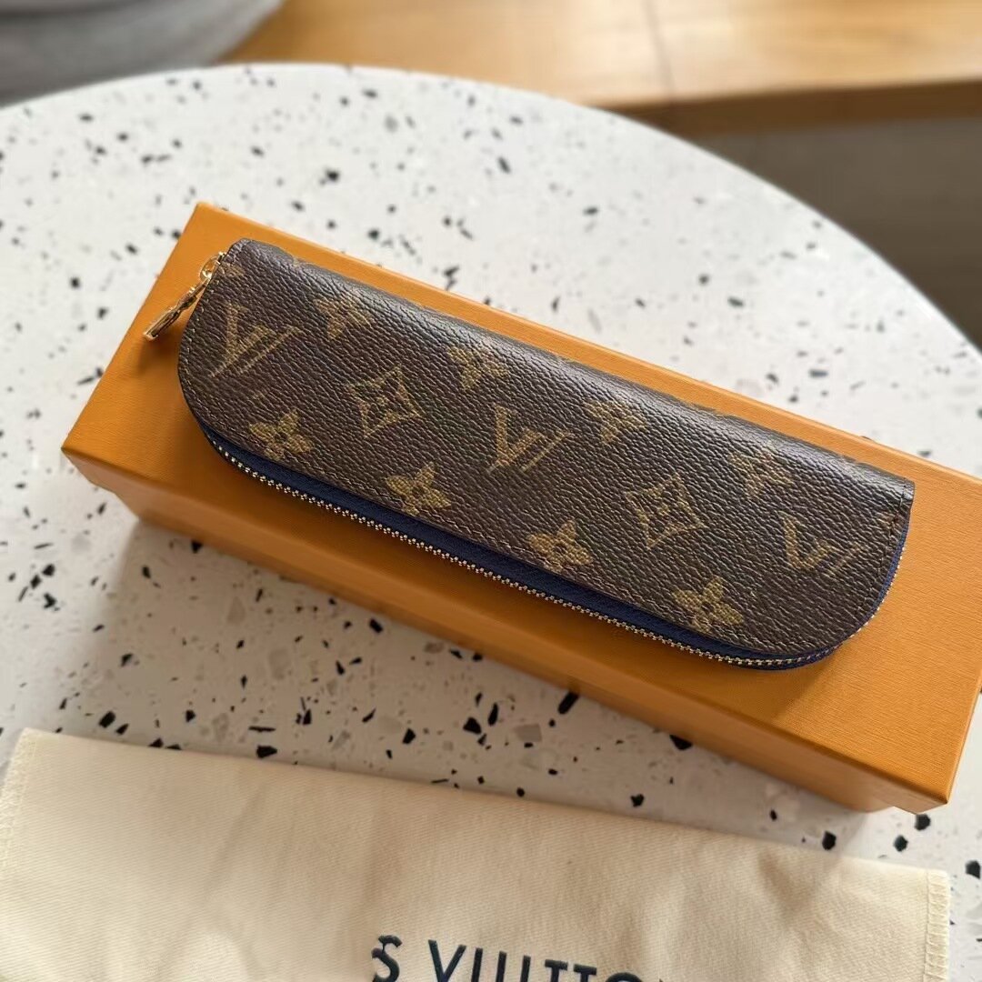 Пенал, похожий на те, что продаются в Louis Vuitton. Доступны различные варианты дизайна.
