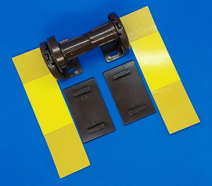 Механизм управления ROLLA 19 коричневый 1 комплект, на платформе на скотче без сверления для рулонных штор с трубой 17-19 мм для цепи 3,2 мм