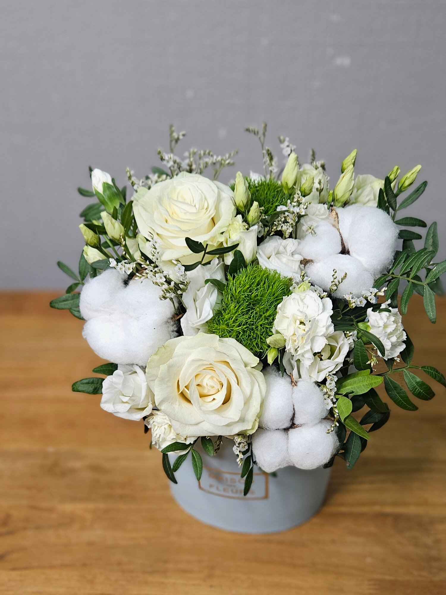 Композиция в коробке белой розой, эустомой, кустовым диантусом и хлопком, MAXI.