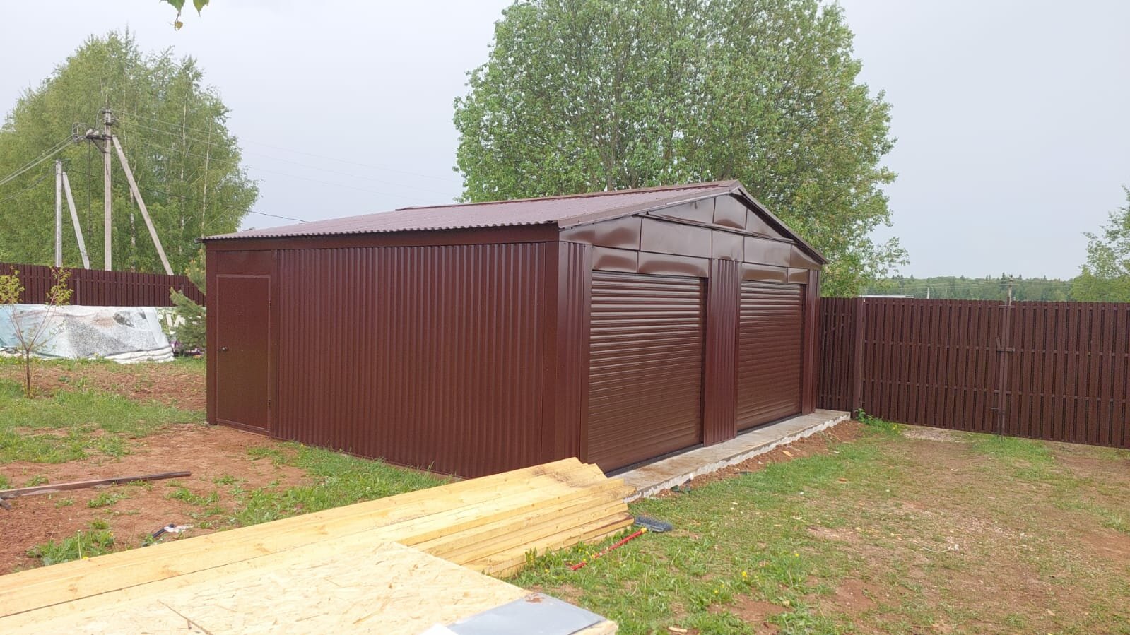 Гараж металлический с рольворотами на две машины, 8x6x3 м с установкой на площадке.