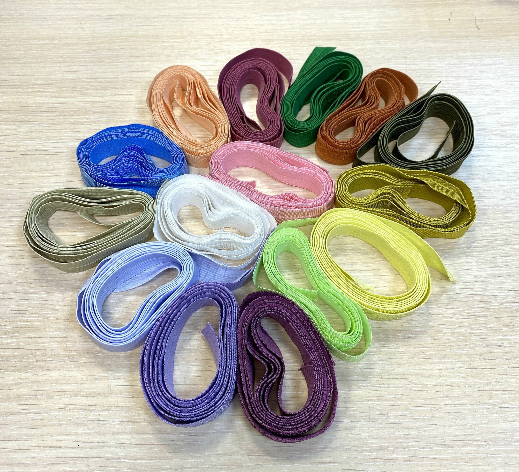 Бейка трикотажная эластичная 15мм (15 цветов по 3 м)