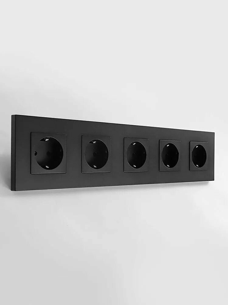 Розетка с заземлением защитными шторками , пятипостовая евро розетка из abs-пластика черная