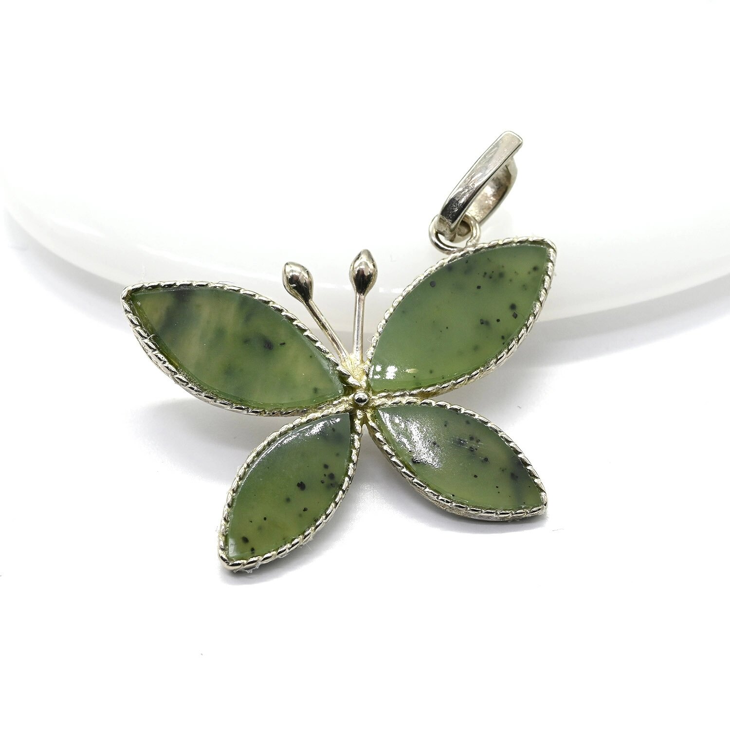 Подвеска, нефрит