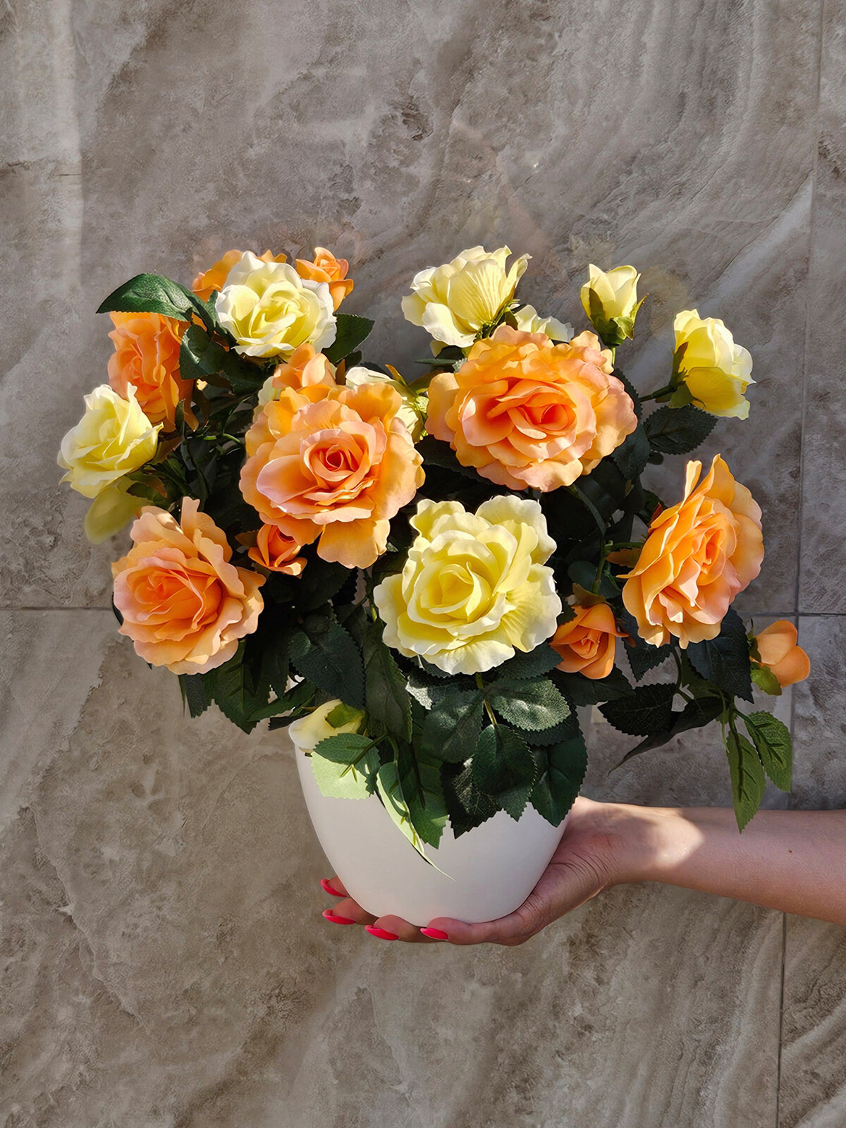 Розы желто-оранжевые густые в белом кашпо, цветы на подоконник от ФитоПарк