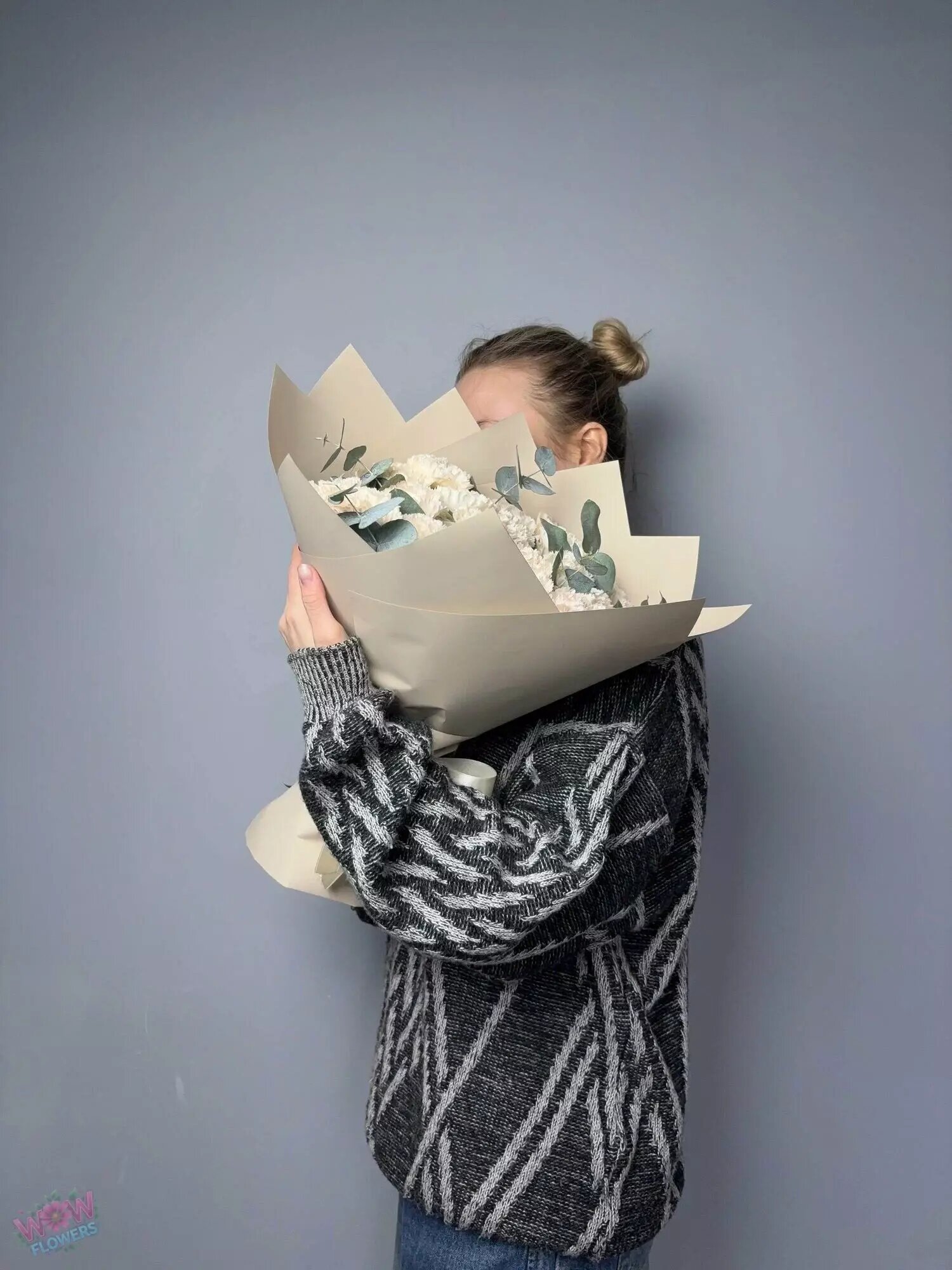 Белое обещание: букет из гвоздик и эвкалипта – купить с доставкой недорого